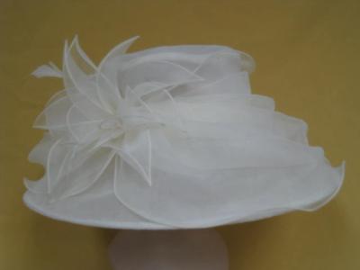 Cina Cappello elegante bianco dell'organza della chiesa con le piume di Coque e fascia del raso per il giorno normale in vendita