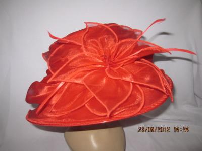 Cina Cappello rosso dell'organza del modo delle signore con il fiore del giglio e piume di Coque per l'occasione speciale in vendita