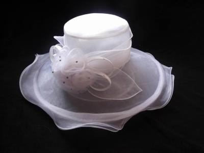 Cina Cappello comodo e elegante dell'organza della chiesa per le donne con la disposizione di auto dell'organza e rose in vendita