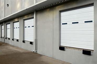 China Porta sezionale 380V 40mm di industriale dell'otturatore del rullo con Windows for sale