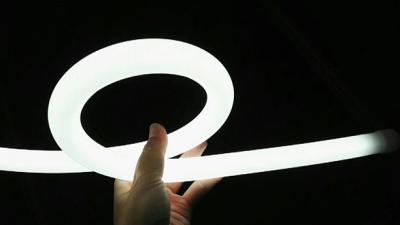Cina Flessione al neon flessibile IP67 6000k impermeabile di RGB LED di 360 gradi in vendita