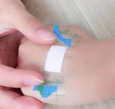 Cina KC-2000-D High Speed Colorful Adhesive Bandage Machine con confezionamento e produzione di parti in vendita