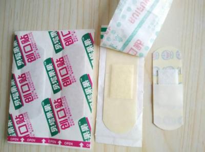 Cina KC-2000-D High Speed Colorful Adhesive Bandage Machine con confezionamento e produzione di parti in vendita