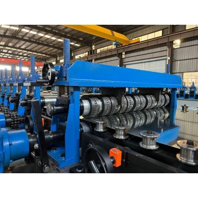 Cina 1,5" tipo rullo del pavimento della piattaforma del metallo che forma il composto della macchina B con le nervature di goffratura in vendita