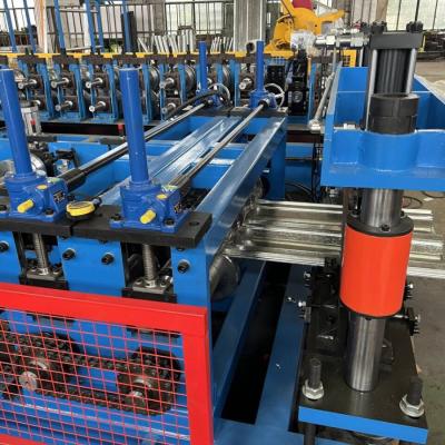 Cina 0.4-0.55mm Spessore alluminio colore acciaio senza bullone Clip Lock Standing Seam Roof Roll Forming Machine in vendita