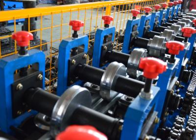 Chine Goujon en acier de courrier de 12 rouleaux T et petit pain de voie formant la machine avec les trous de poinçon hydrauliques à vendre