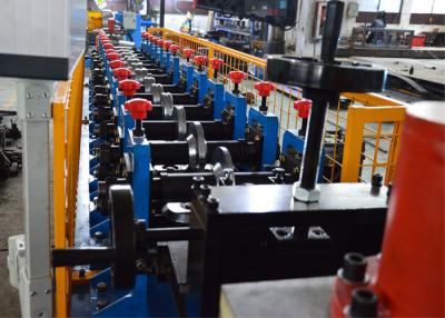 Chine Goujon en acier de courrier de 12 rouleaux T et petit pain de voie formant la machine avec les trous de poinçon hydrauliques à vendre