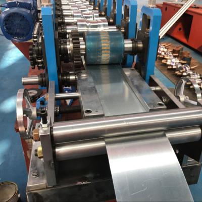 Cina rotolo di 15m/Min Galvanized Metal Shutter Door che forma macchina con il modello di goffratura in vendita