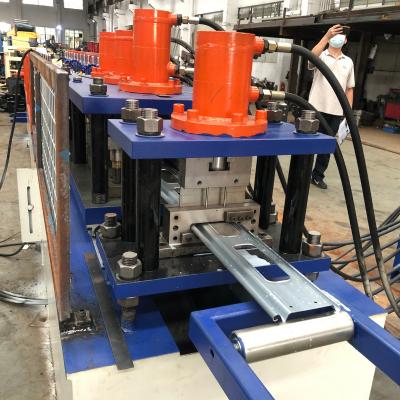 Cina 7.5kw ha perforato il rotolo della porta della stecca dell'otturatore dei fori che forma la macchina in vendita