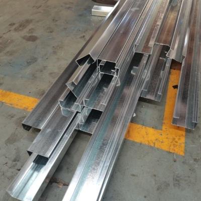 China o rolo da trilha do parafuso prisioneiro da largura de 120mm que forma a máquina 4KW galvanizou o perfil de aço do canal à venda