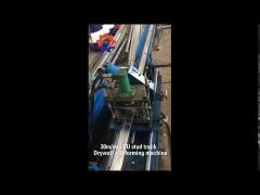 O parafuso prisioneiro e a trilha do Drywall rolam formando a máquina/perfil de aço do CD UD do Drywall que faz a máquina