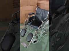 Faltender Stahlmultifunktionsrollstuhl mit der abnehmbaren Schreibtisch-Armlehne, die Schemel erhöht