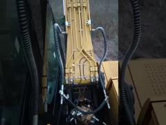 O disjuntor hidráulico preto do tamanho padrão de cor parte a válvula dobro do pedal da maneira