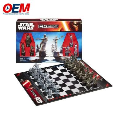 Cina Set di scacchi per personaggi in plastica per film decorativi di eroi realizzato con giocattoli di cartoni animati in vendita