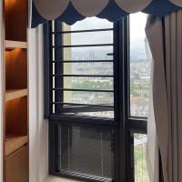 China DIY Aluminum Frame Roller Retractable Screen Window Durable And Adjustable for sale