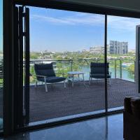 China Simple And Practical Retractable Window Blinds Plastic Handle Fiberglass Mesh for sale
