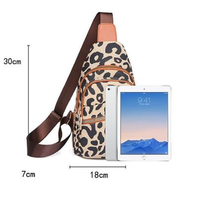 Cina Borsa Customizde Logo Outdoor Crossbody Bag del petto della stampa del leopardo delle donne in vendita