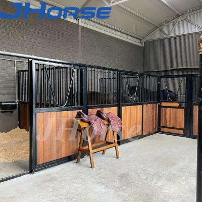 China Poeder die 2.5m4.0m Binnen Europese Paardboxen met een laag bedekken met Front Sliding Doors Te koop