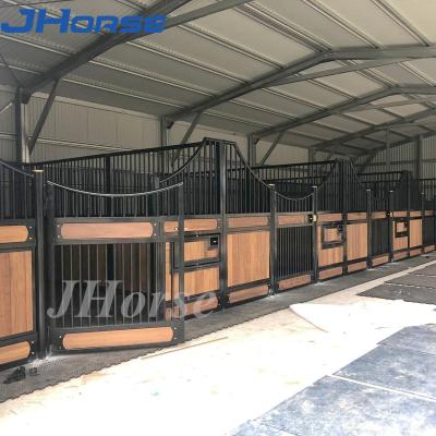 China Establos de acero llenos de madera de bambú del caballo con la puerta de oscilación resistente a la corrosión en venta