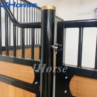 Cina L'acciaio inferiore esclude il rivestimento della polvere di 12ft Mesh Horse Stall Fronts Plastic in vendita