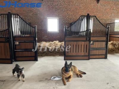 Chine La poudre noire a enduit le cheval de 6ft que la stalle lambrisse Front With Barn Door/fenêtre à vendre