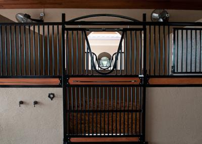 China La parada profesional del caballo de la puerta de oscilación afronta el material de bambú de madera durable en venta