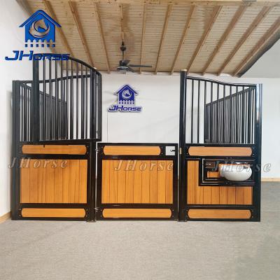 China Largura y altura espaciosos Caballo estable para el alojamiento duradero de los caballos en venta