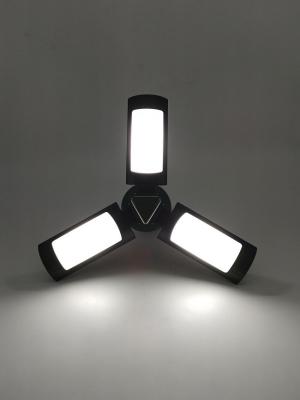 Cina Le foglie che di campeggio ricaricabili della lanterna 3 del LED SMD riveste il fascio di pannelli LED dell'inondazione funzionano il magnete pieghevole leggero tenuto in mano in vendita
