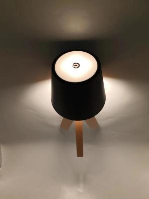 Cina Rechargeable Wooden Base Battery Operated Night Light For Nursery 200lm in vendita