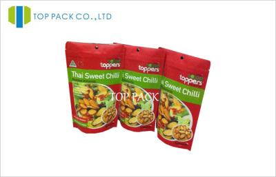 Cina La metallina rossa stampata sta sul pacchetto del sacchetto con l'attaccatura intorno al foro per i chip della frutta in vendita