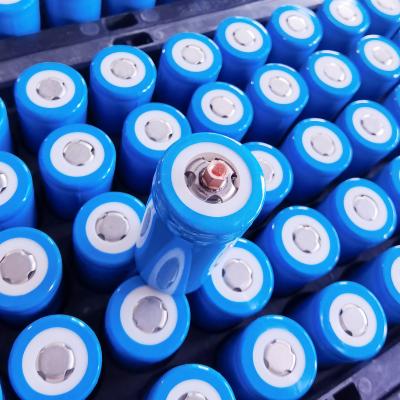 Cina Batteria Li-ion Lipo4 cilindrica 3.2V 6000mAh 32700/32650 Batteria Lifepo4 con vite in vendita