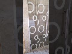 Quattro porte su uno schermo di doccia con due porte su un castello