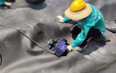 Cina GB/ASTM GRI-GM13 Standard HDPE Geomembrane Welding Machine per infiltrazioni antiumidità in vendita