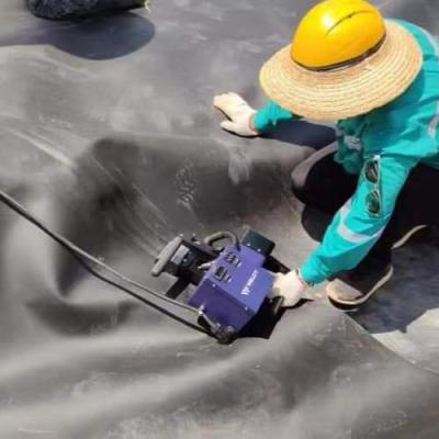 Cina Macchina di saldatura a geomembrana da 0,2-2,5 mm con saldatore di plastica in PE, PP e PVC in vendita