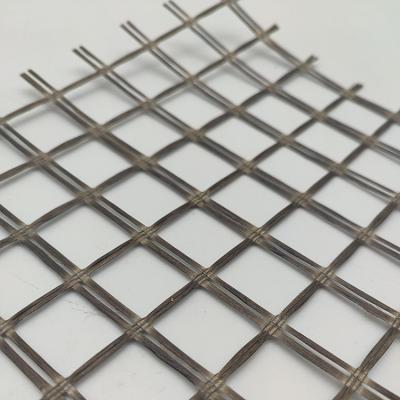 Cina 80KN/100KN Poliestere a maglia biassiale Geogrid ideale per il rinforzo del suolo autostradale in vendita