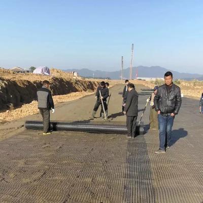 Cina Il miglior materiale e il 100% PP Geogrid in polipropilene ad alta resistenza per il rinforzo del pavimento stradale in vendita