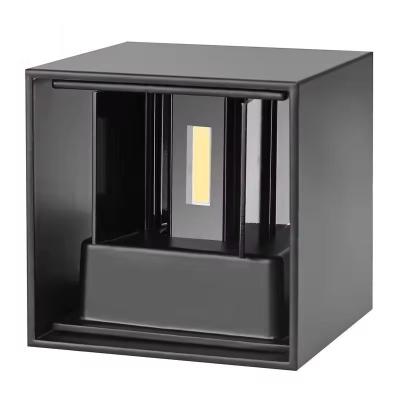 China IP65 resistente à água Cubo montado na parede Lâmpada de varanda de jardim com temperatura de cor ajustável à venda