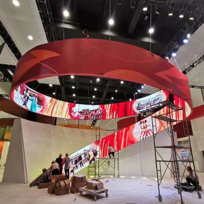 中国 LED柔軟スクリーンは,シリンダー,内弧,螺旋など様々な形に対応するために140°に曲がることができます. 販売のため