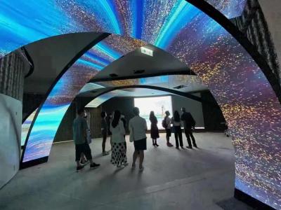 China Ecrã LED grande e flexível Ecrã de vídeo curvo de alto brilho à venda