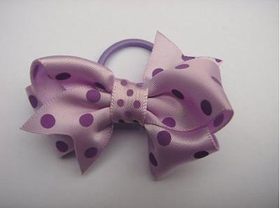 Cina I capelli elastici del nastro del pois del Grosgrain si piegano, fiori fatti a mano della cravatta a farfalla dei capelli in vendita