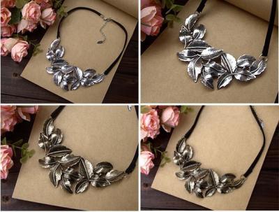 China El vintage del encanto caido deja los collares con la cuerda de cuero en venta