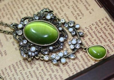 China Forme a joyería los collares de cadena con el alto ornamento pendiente del ópalo verde de imitación en venta