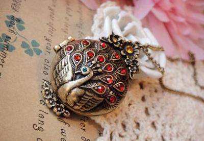China Ornamentos del paño de los collares del medallón del pavo real de la joyería de la moda en venta