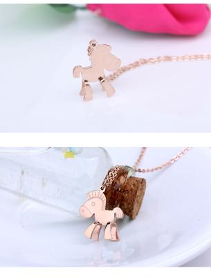 China Forme a mujeres la joyería el caballo de acero titanium oro pendiente del collar 18k plateado en venta