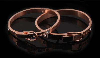 China El oro color de rosa de los brazaletes de acero titanium de la joyería de las mujeres de la moda plateó el brazalete con clip en venta