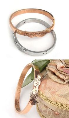 China El oro color de rosa de los brazaletes de acero titanium de la joyería de las mujeres de la moda plateó besar el brazalete de los pescados en venta