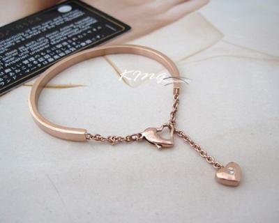 China El oro color de rosa de los brazaletes de acero titanium de la joyería de las mujeres de la moda plateó el brazalete con la cadena del corazón en venta