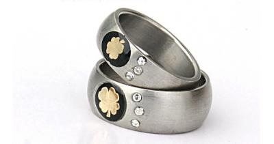 China Forme a joyería 316L de los pares los anillos del amante trébol del oro 