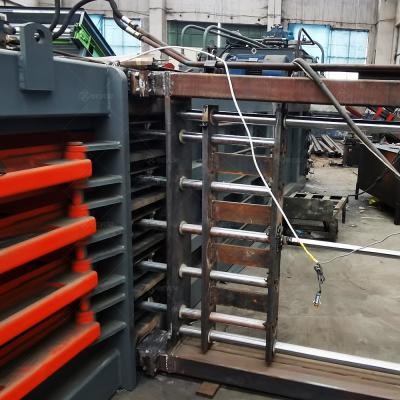 China Vertikale hydraulische Ballenmaschine 400 kg/m3-500 kg/m3 für gebrauchte Bekleidung und Textilien zu verkaufen