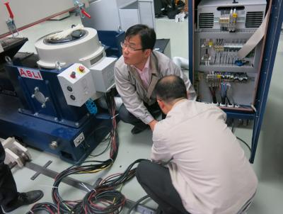 Cina Macchina ad alta frequenza meccanica elettrica della prova di vibrazione vibrazione verticale/orizzontale in vendita
